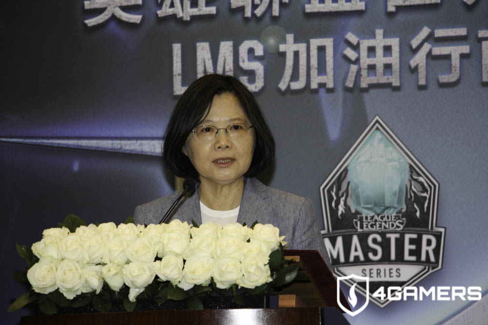 蔡英文總統現身為AHQ、FW加油，預祝LMS代表再創佳績 | 4Gamers
